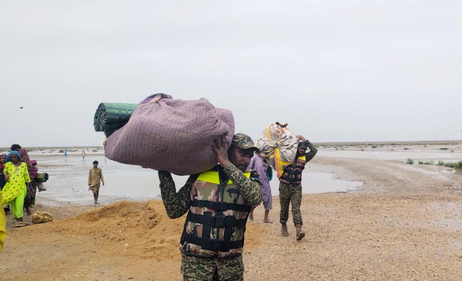 PAKISTAN NAVY CONTINUES RESCUE & RELIEF OPERATION AT CYCLONE EFFECTED ...